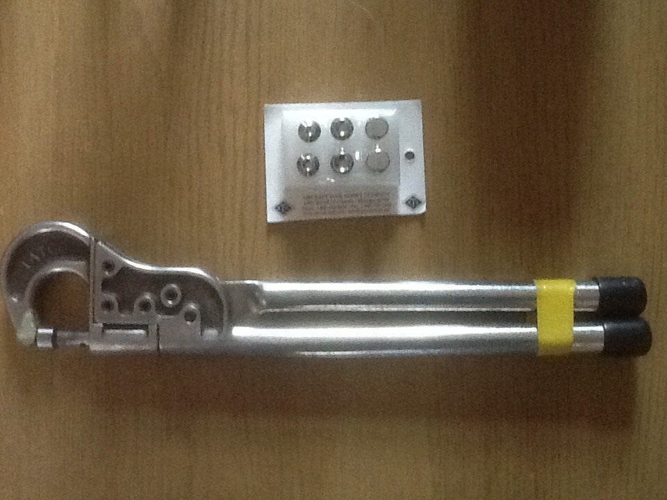 Aircraft rivet squeezers